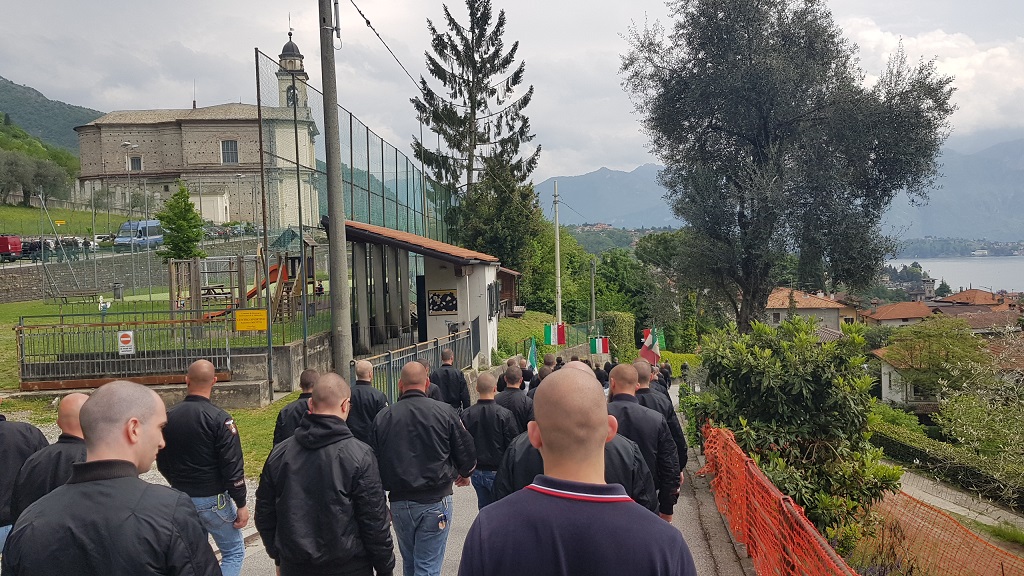 VIDEO Fasci all’altare, tamburi in corteo e saluti romani: Mussolini ...
